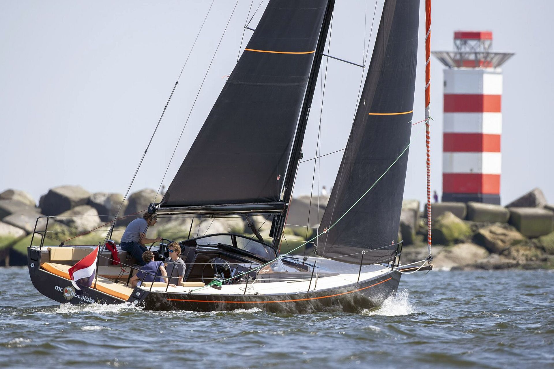 Saffier SE 37 Lounge | Moderner, luxuriöser Daysailer